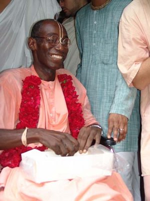 H.H. Lokanath Swami offering to H.H. Bhakti Tirtha Maharaja – Lokanath ...